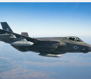 Американські розробники інтегрують протикорабельні ракети AGM-158C LRASM у винищувачі F-35C ...