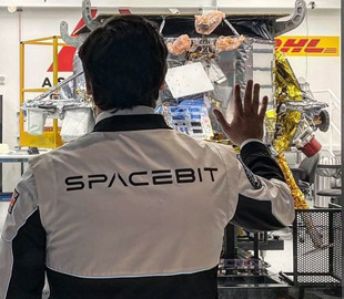 Засновник компанії Spacebit відправив прапор України на Місяць у межах місії NASA
